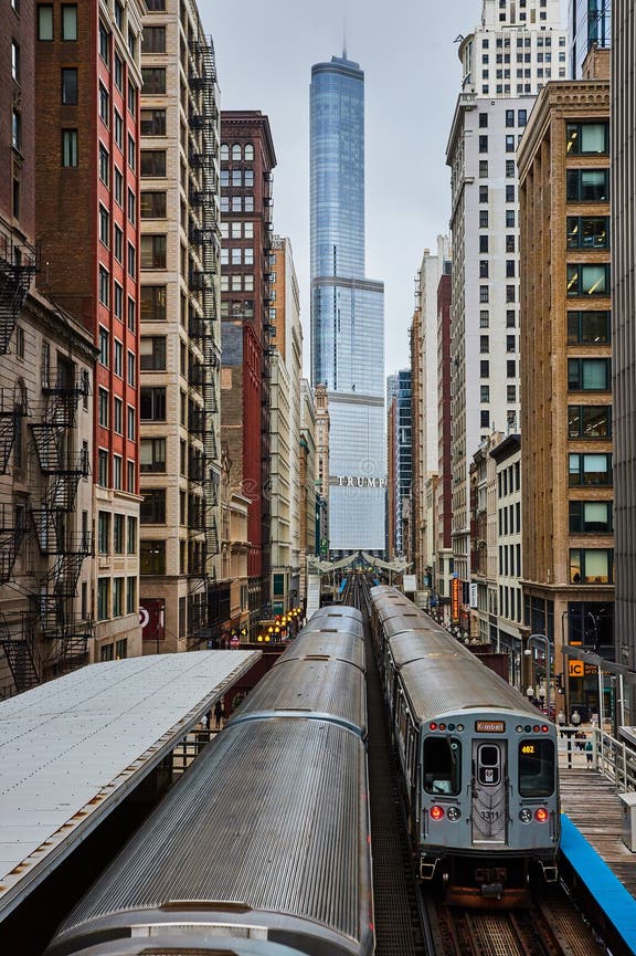 Chicago Elevated Train Platform and Diverse Architecture Editorial ...