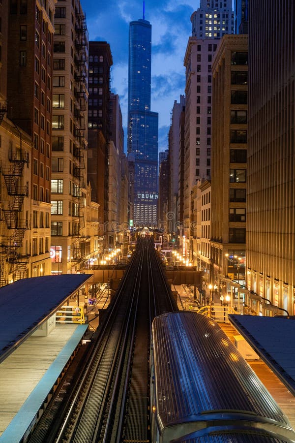 Chicago, IL - 4-30-2015: CTA Train at a Station Editorial Photography ...