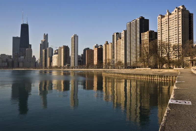 Chicago Refletiu No Lago Michigan Foto de Stock - Imagem de avenida ...