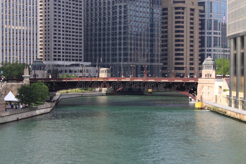 Chicago River Bridge editorial photo. Image of bridge - 48475111
