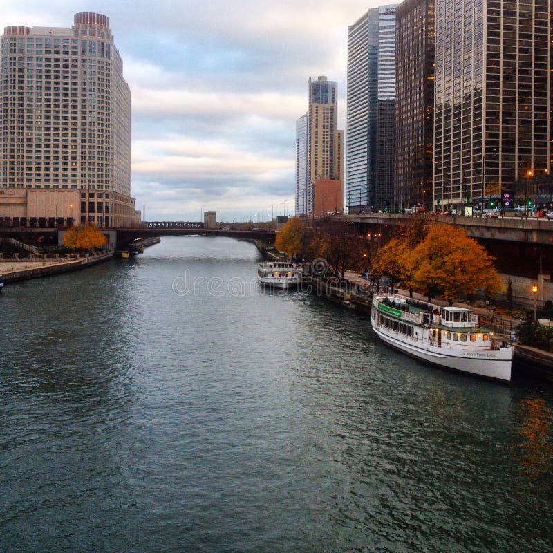 Chicago River city walk editorial stock photo. Image of business - 89320943