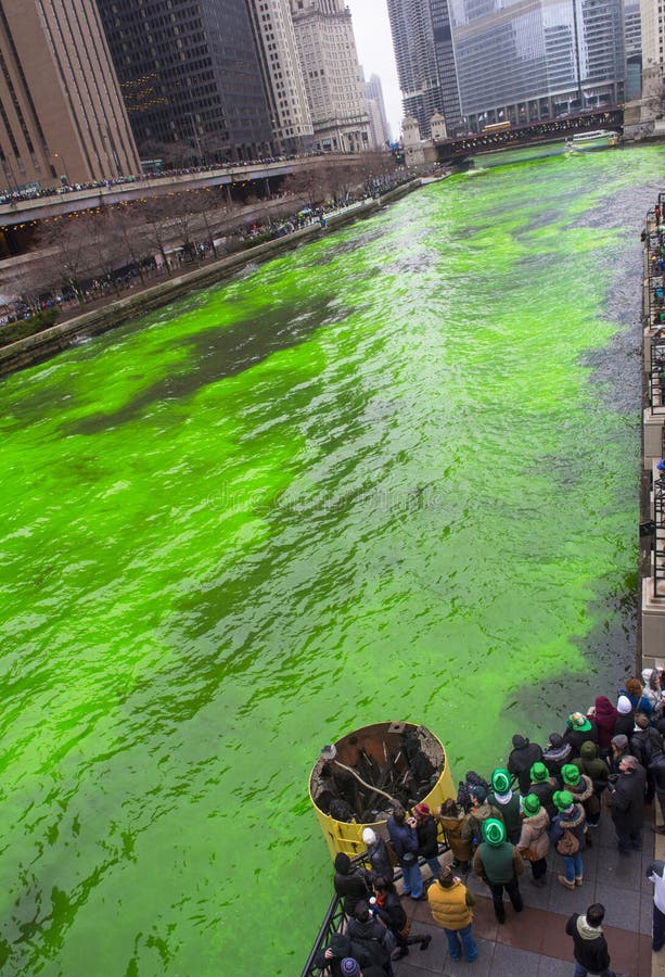 Chicago River dyed green editorial photography. Image of dyeing - 31440497