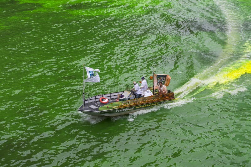 Dyeing Chicago River Green editorial photography. Image of annual ...