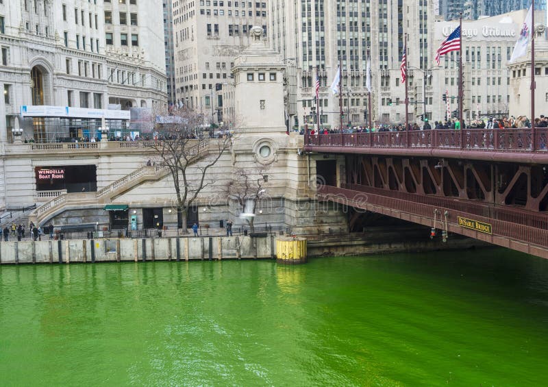 Dyeing of the Chicago River Editorial Photo - Image of spectators ...