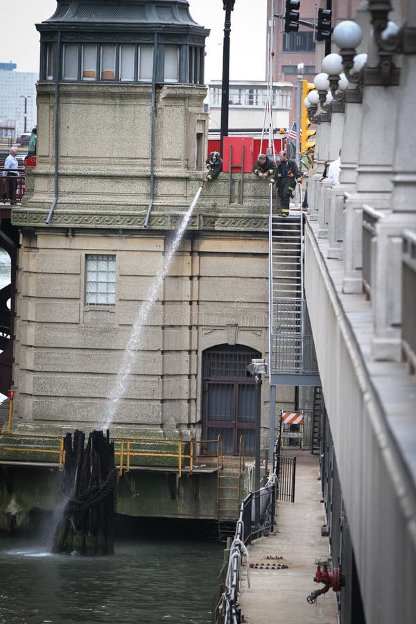 Chicago River fire editorial photography. Image of bridge - 20960617