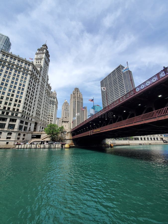 Chicago River and skyline editorial image. Image of skyline - 191825780