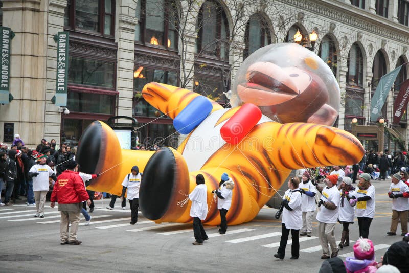 Chicago Thanksgiving Parade Editorial Stock Image - Image of spectators ...
