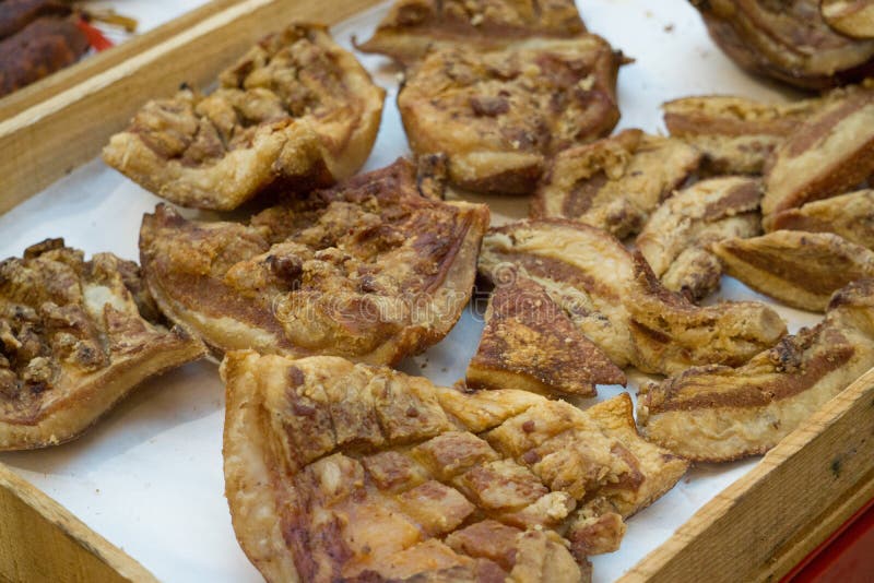 Chicharrones En Una Pila En Un Fondo Blanco Imagen de archivo - Imagen ...