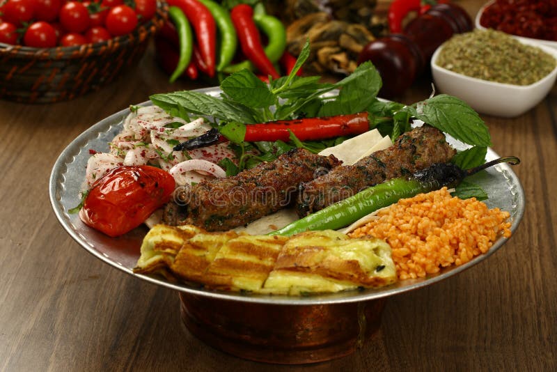 Chiches-kebabs Chevronnés D'Adana Sur Des Brochettes Attendant Pour ...