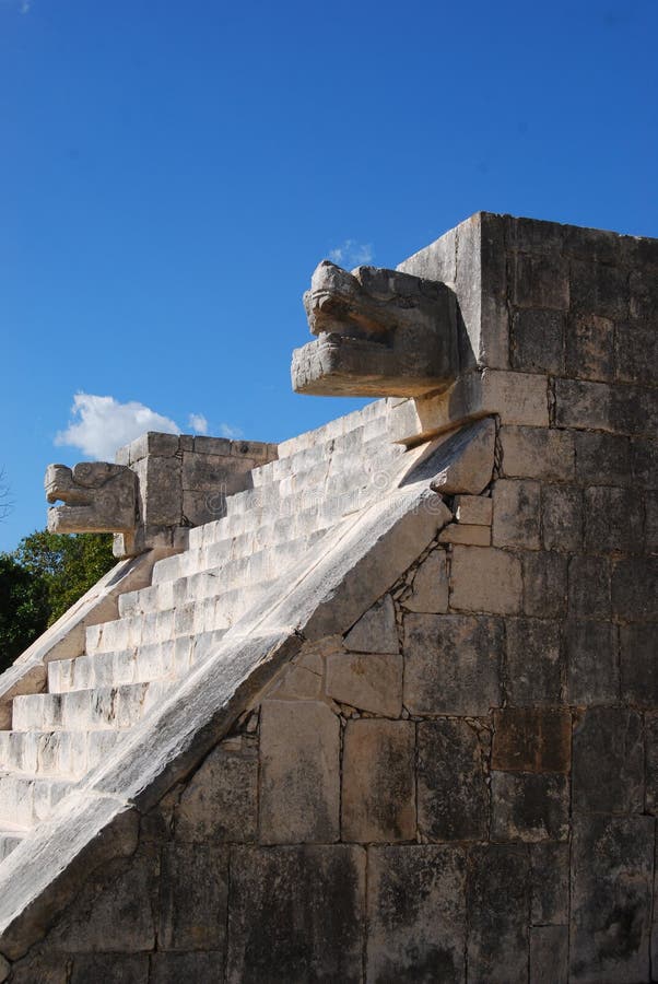 Chichen itza stock image. Image of itza, building, maya - 8354807