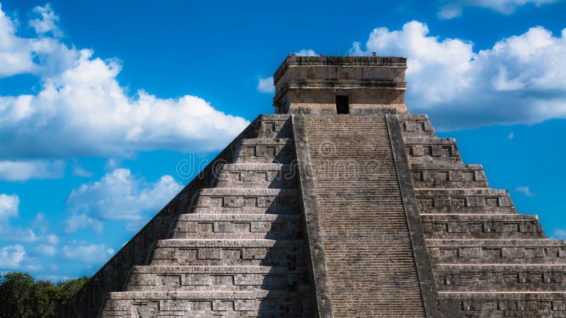 Chichen Itza Mayan Temple stock image. Image of archeology - 100559615
