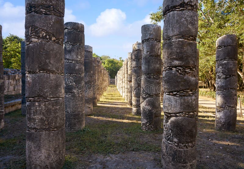 Ruinas Mayas De Chichen Itza México De Las Columnas En Filas Foto de ...