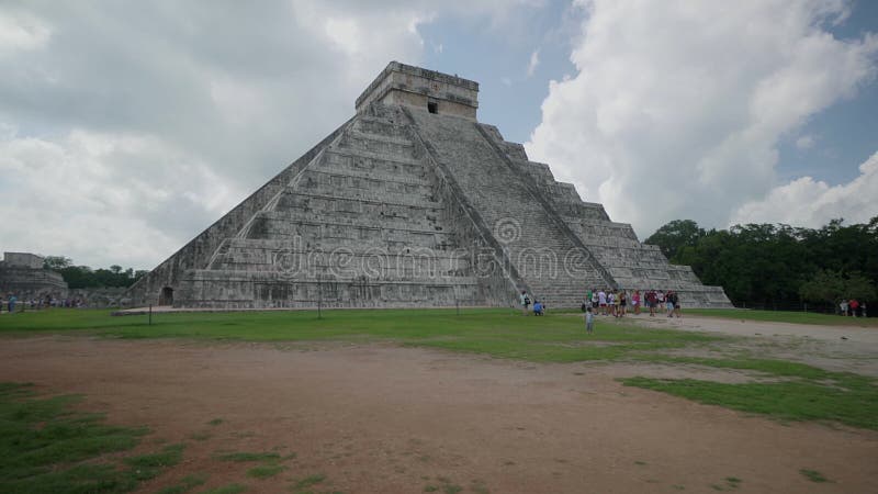 Chichen Itza, Pirámide Del Maya, Templo De El Castillo De Kukulcan ...