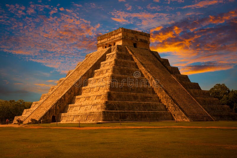 Chichen Itza, Pirámide Maya En La Puesta Del Sol Foto de archivo ...