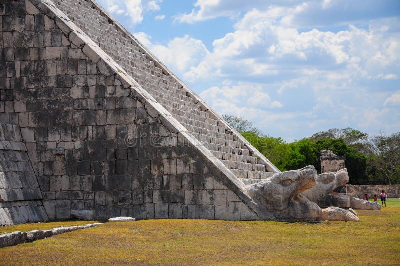 Ancient Stone Pyramid at Chichen Itza Under a Bright Sky Editorial ...