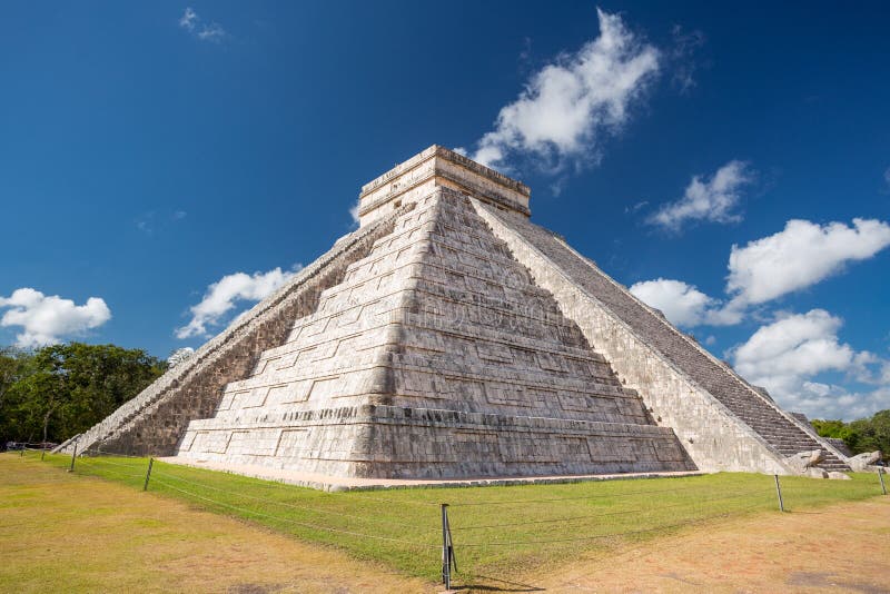 Chichen Itza, Tempio Di El Castillo Di Kukulkan, Yucatan, Messico ...