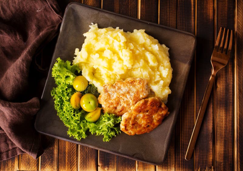 Chicken Cutlets with Mashed Potatoes, Meat Cutlets with Mashed Potatoes ...