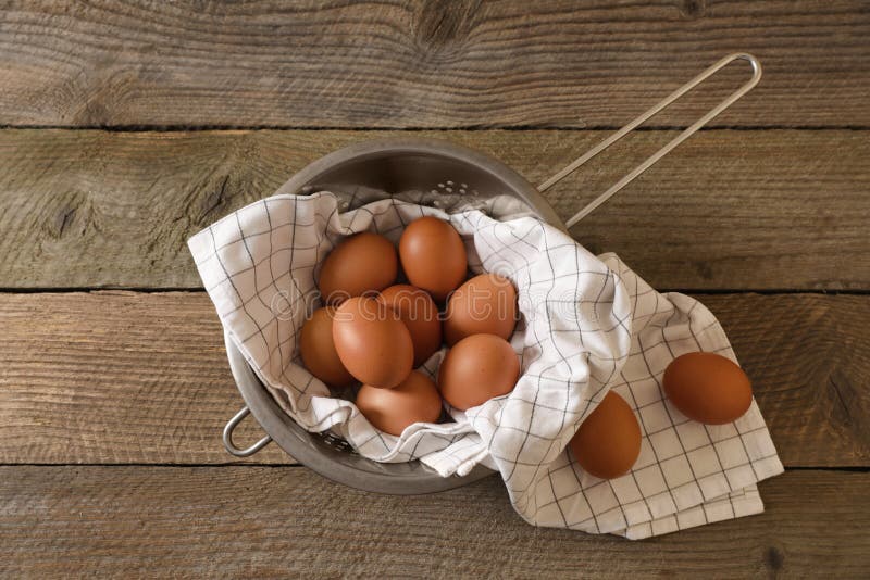 Chicken Eggs in Colander with Napkin on Wooden Table, Flat Lay Stock ...