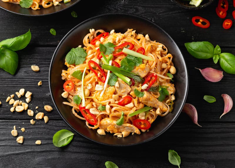 Chicken Pad Thai with Eggs, Bean Sprouts, Peanuts and Spring Onion ...