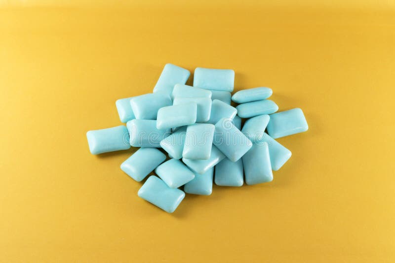 Chicle Azul En Blanco - Comida Y Bebida Foto de archivo - Imagen de ...