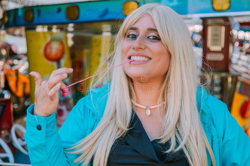 Chicle de chicle de chica foto de archivo. Imagen de hembra - 262380108