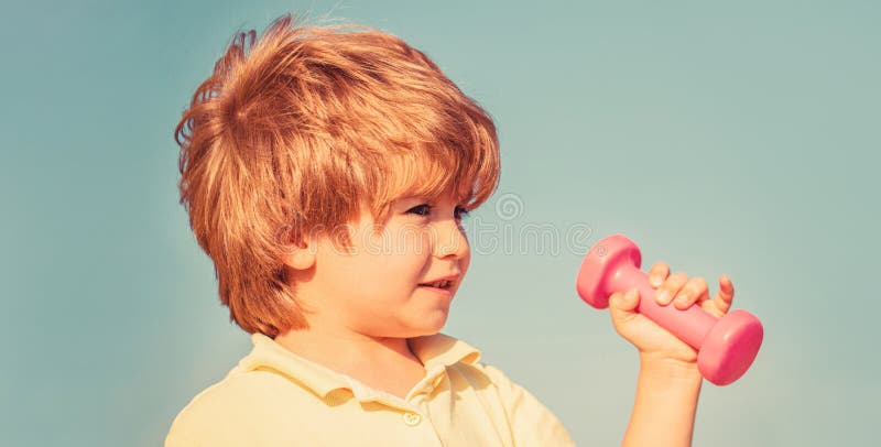 Chico Alegre Hacer Ejercicios Con Pesas Niño Haciendo Ejercicio Con Pesas Deporte Para Niños