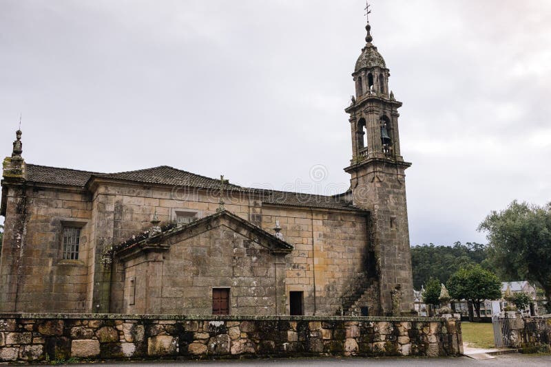 Chiesa Di Pietra Antica Con La Torre Ed Il Cimitero Punto Di ... Chiesa Di Pietra Antica Con La Torre Ed Il Cimitero Punto Di ...