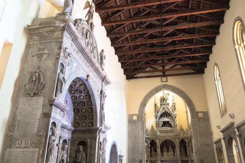 Chiesa gotica a Napoli fotografia stock. Immagine di corsa - 77932828