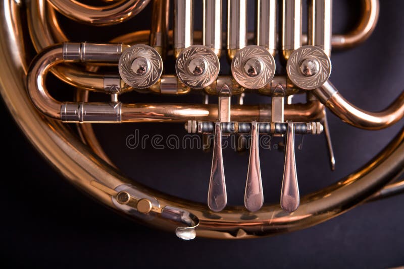 Chifre francês foto de stock. Imagem de instrumento, dedo - 17163500