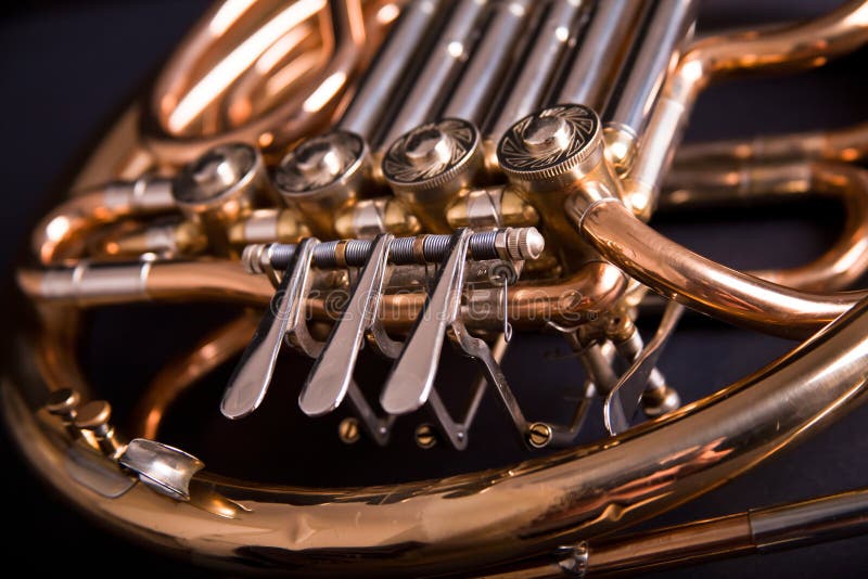 Chifre francês foto de stock. Imagem de instrumento, dedo - 17163500