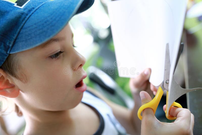 Child cuts circle stock photo. Image of cutting, holiday - 125855174