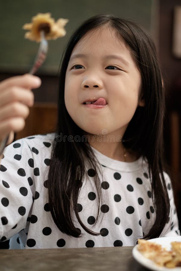 Child Eating Snack Background / Child Eating Snack / Child Eating Snack ...