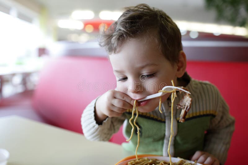Child eating spaghetti stock image. Image of cuisine - 40577707