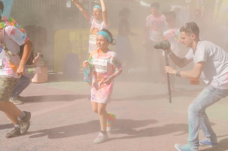 Children at the Color Run editorial photography. Image of event - 69997717