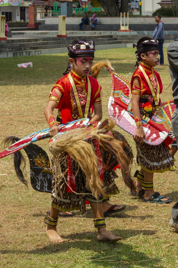 Traditional dance editorial photo. Image of festival - 262095521
