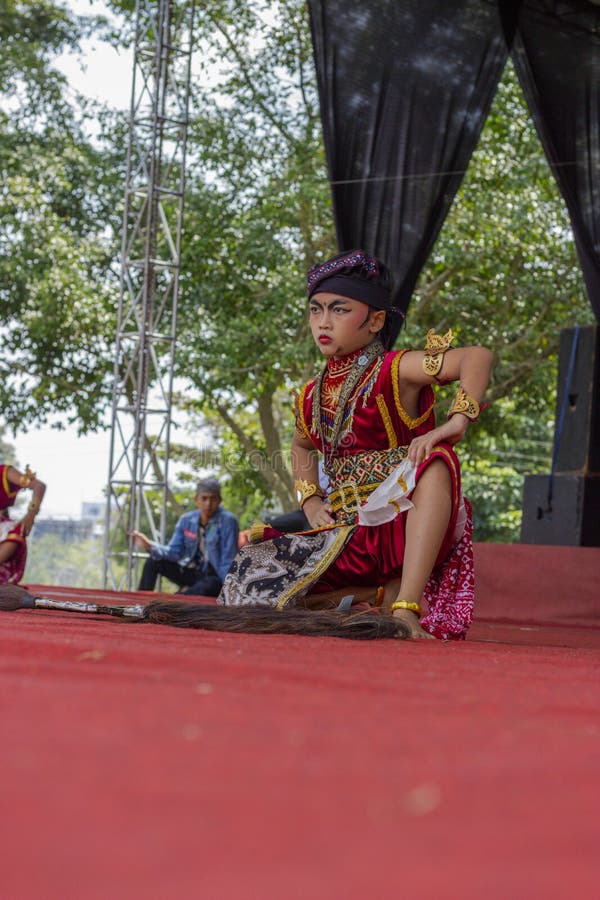 Traditional dance editorial stock photo. Image of festival - 262096778