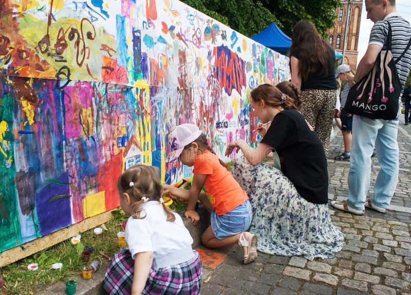 Children Draw on a Wall in a City Park Editorial Stock Photo - Image of ...