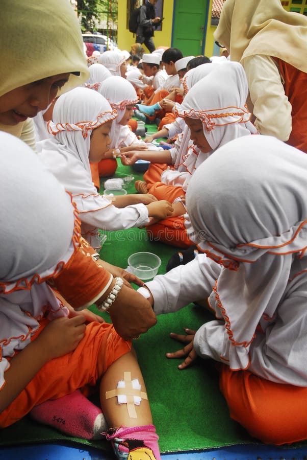 Children learn first aid editorial photography. Image of emergency ...