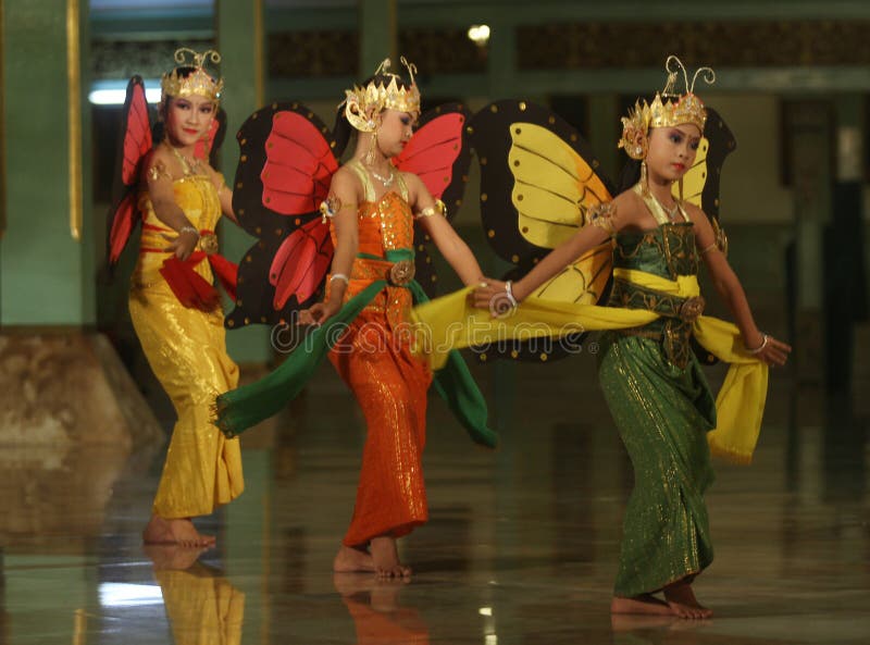 Children Performing Traditional Dance Editorial Stock Image - Image of ...