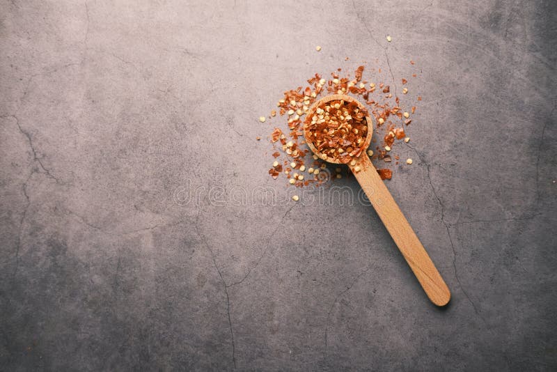 Chile Flex En Polvo Sobre Una Cuchara De Madera En Negro Imagen de ...
