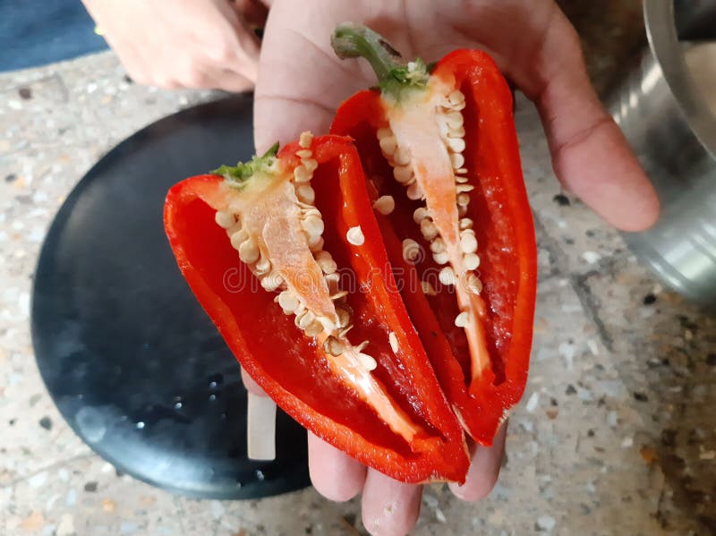 Chile Rojo Cortando Chile Rojo Picado En Ambas Manos. Imagen de archivo ...