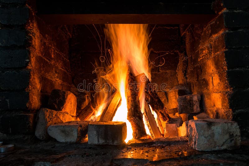 Fuego en chimenea imagen de archivo. Imagen de interior - 41106453