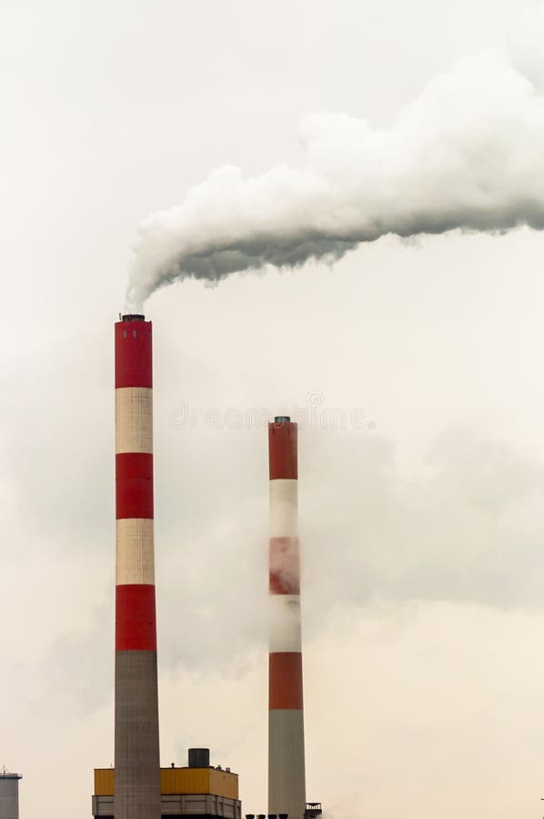 Chimenea Con El Levantamiento Del Humo Imagen de archivo - Imagen de ...