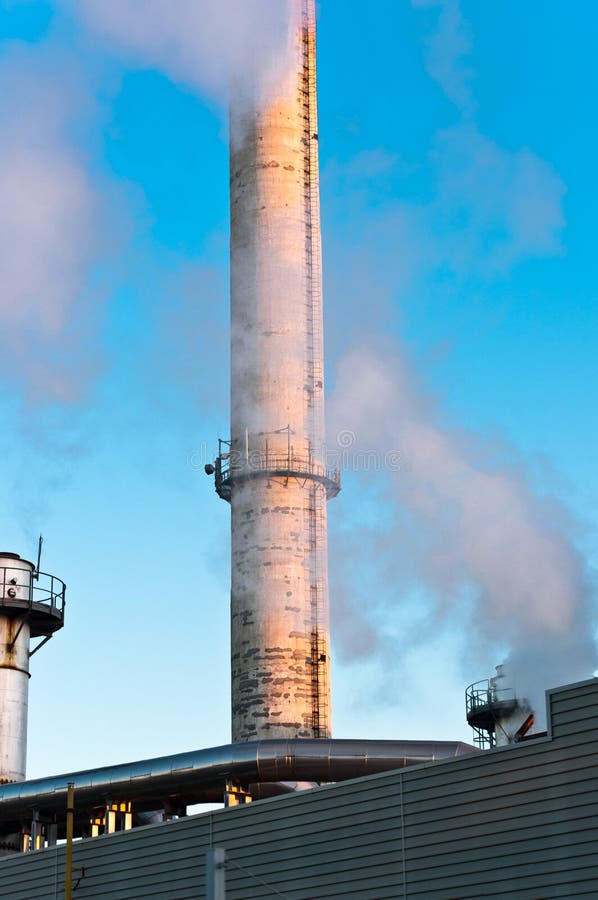 Chimenea con humo foto de archivo. Imagen de planta, esmog - 16950766