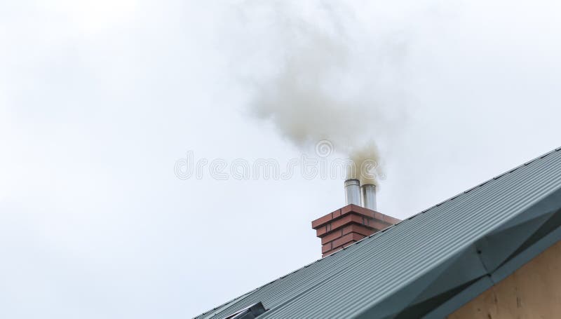 Chimenea De La Casa Con Humo Del Vuelo Foto de archivo - Imagen de ...