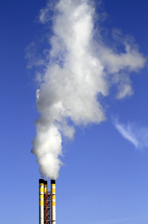 Chimenea que emite humo imagen de archivo. Imagen de acolchamiento ...