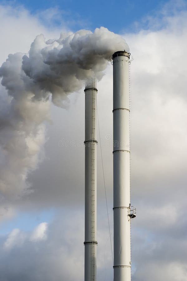 Chimenea y humo imagen de archivo. Imagen de producción - 209711