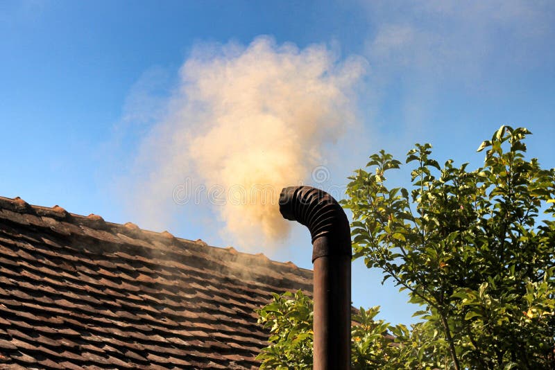 Chimenea Para El Humo Con El Pararrayos Imagen de archivo - Imagen de ...