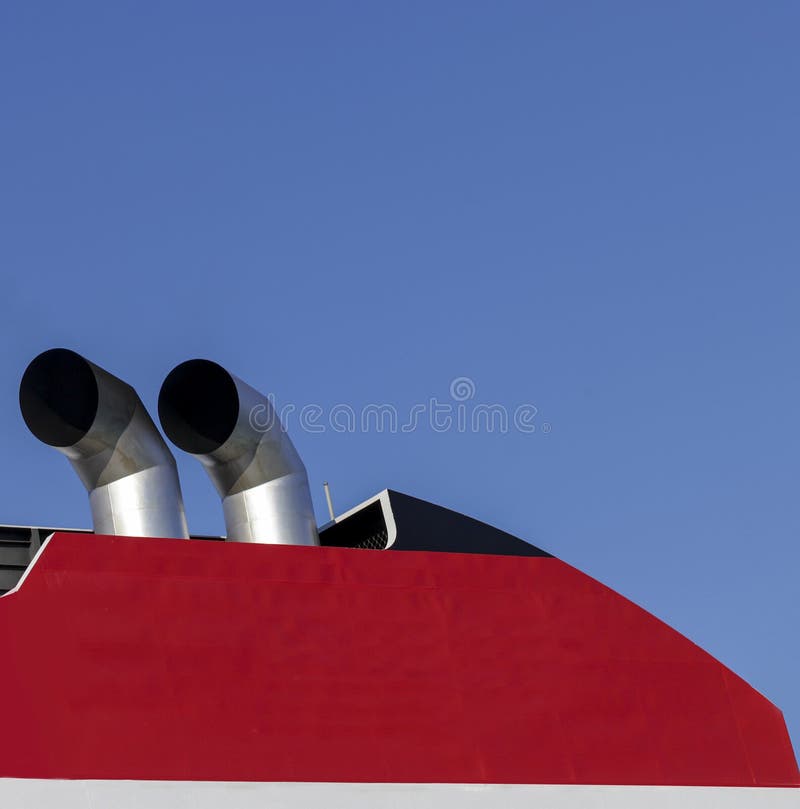 Chimeneas del barco foto de archivo. Imagen de aislado - 92957658