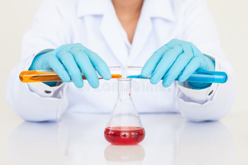 Chimico Durante L'analisi Del Laboratorio Immagine Stock - Immagine di ...